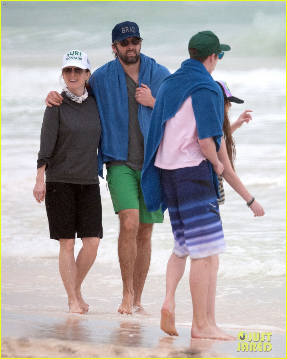 Julianne Moore: Family Beach Day in Mexico!: Photo 3023838 | Bart ...