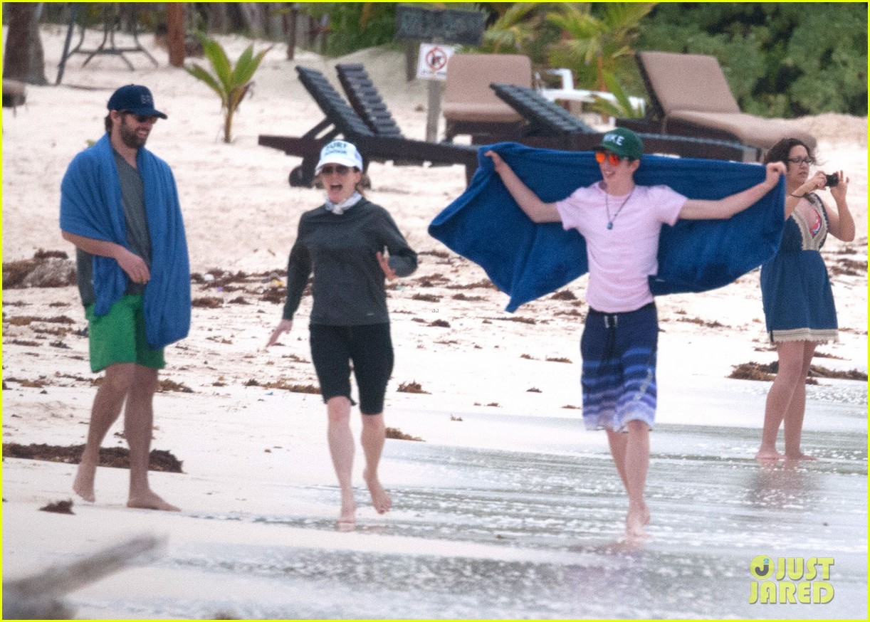Julianne Moore: Family Beach Day in Mexico!: Photo 3023842 | Bart ...