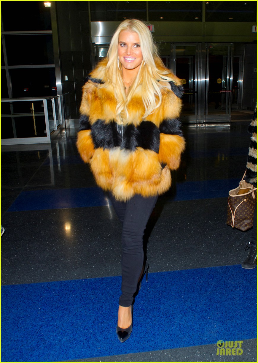 Jessica Simpson Sports Fur Coat For JFK Departure!: Photo 3024925 ...