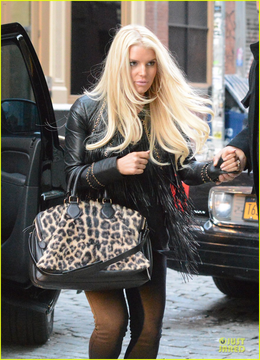Jessica Simpson Sports Fur Coat For JFK Departure!: Photo 3024933 ...