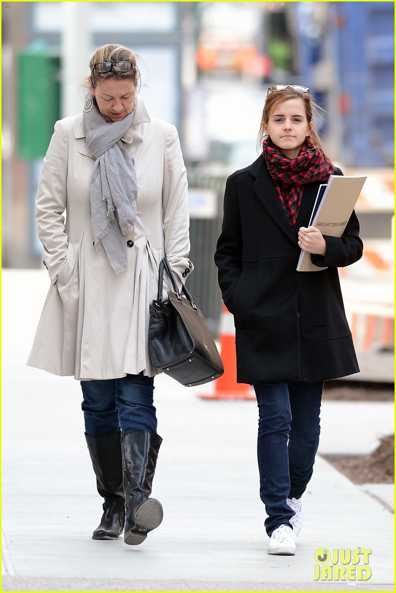 Emma Watson Braves Frigid Cold for NYC Apartment Hunting!: Photo ...
