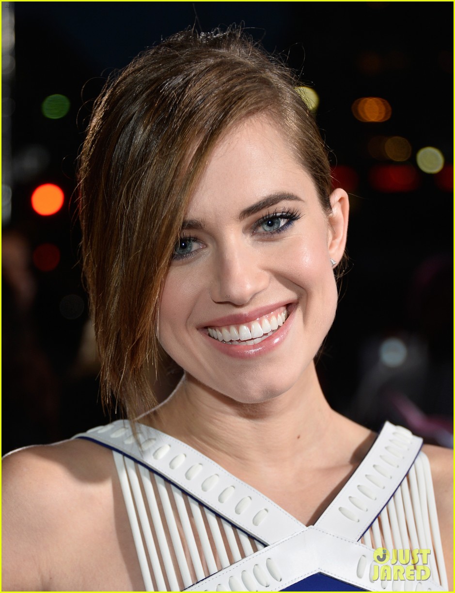 Allison Williams - People's Choice Awards 2014 Red Carpet: Photo ...