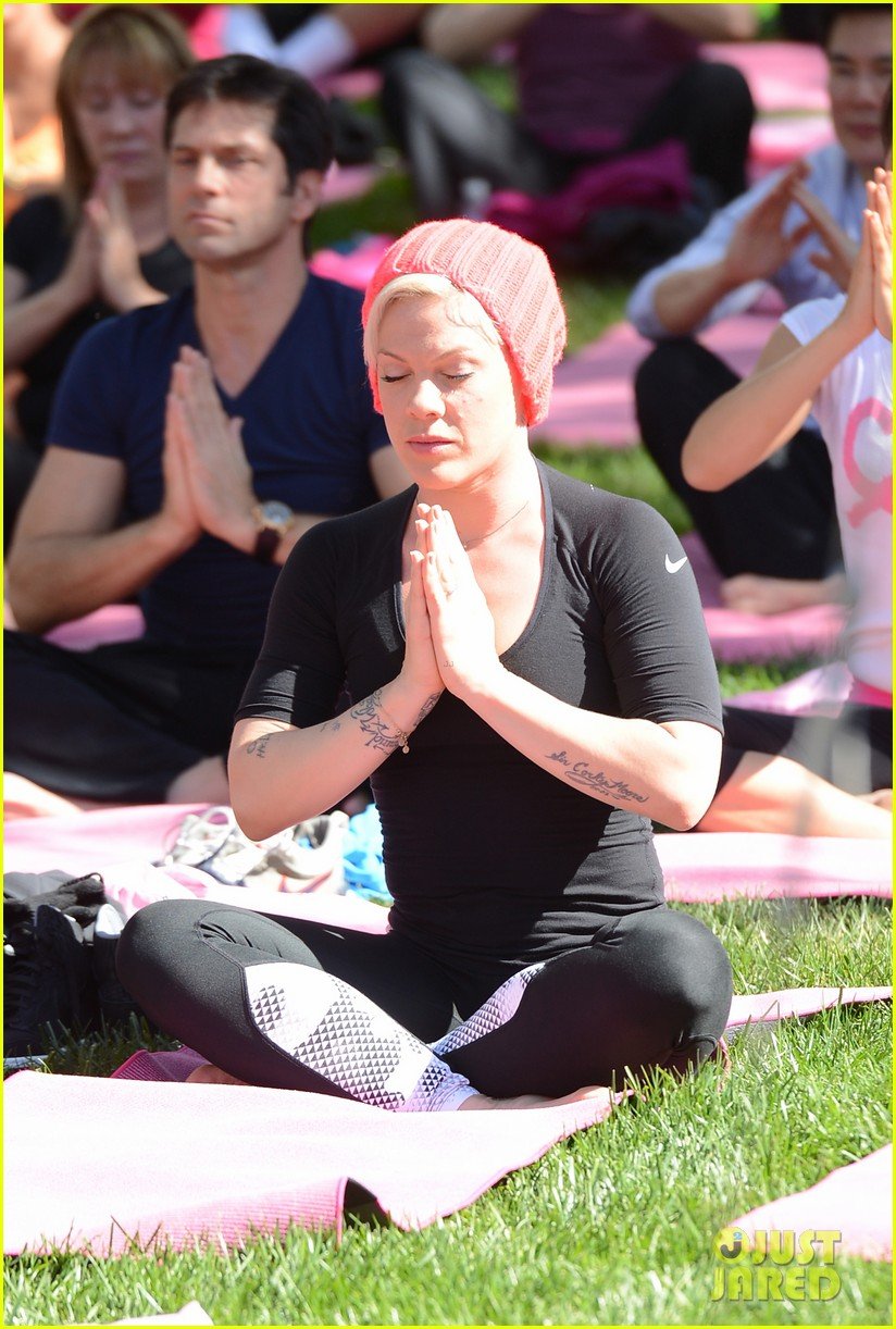 Kate Beckinsale Hosts Yoga Fundraiser, Pink Proves She's a Yogi!: Photo ...