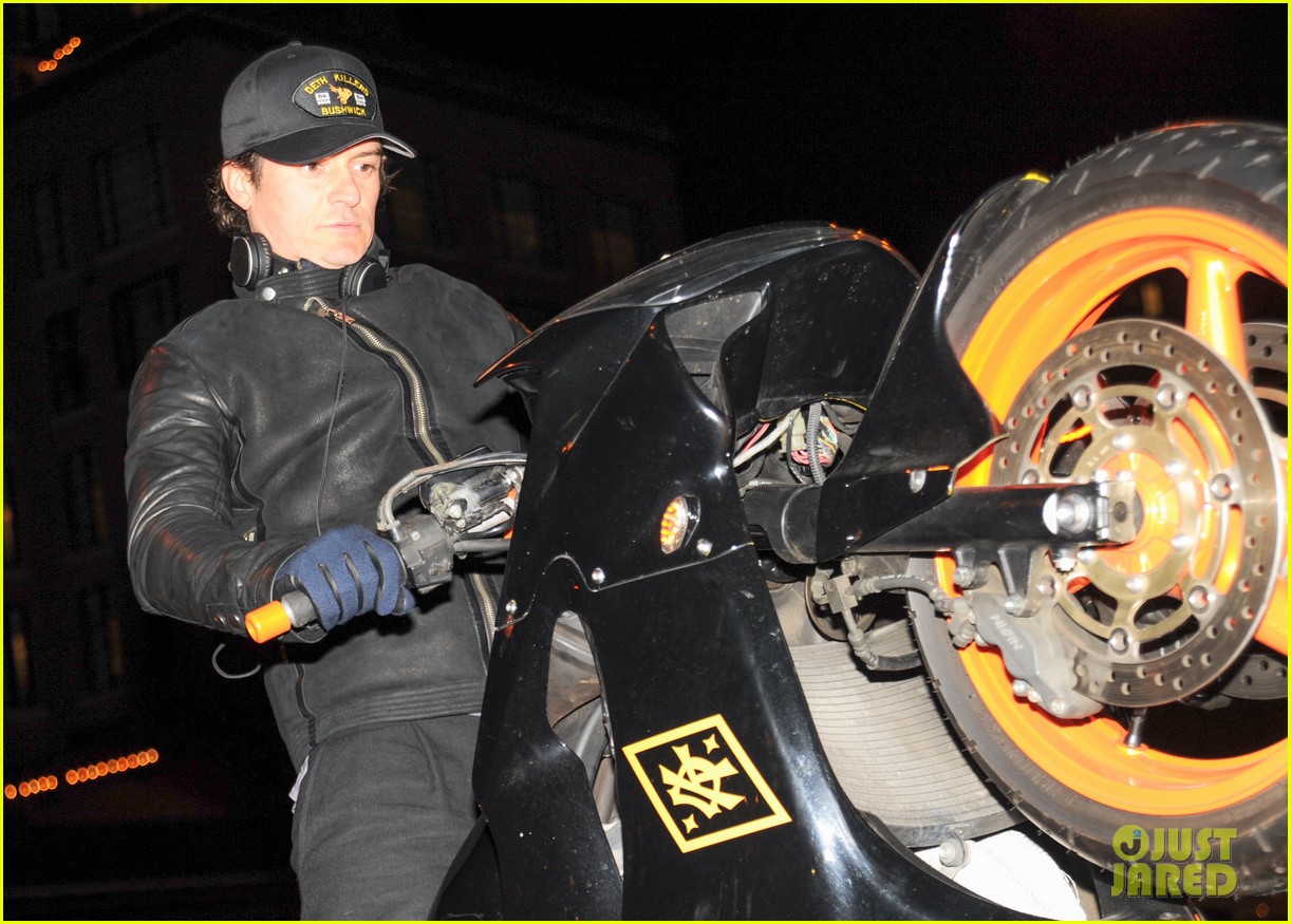 Orlando Bloom Pops a Wheelie, Meets Up with Justin Theroux at Deth ...