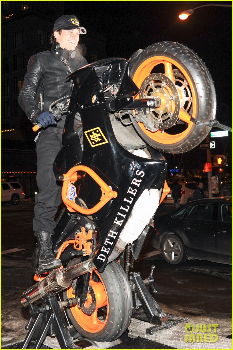 Orlando Bloom Pops a Wheelie, Meets Up with Justin Theroux at Deth ...