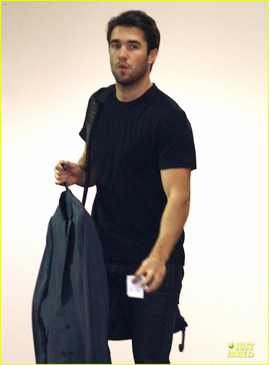 Josh Bowman Flashes Biceps at Office Building!: Photo 3060555 | Joshua ...