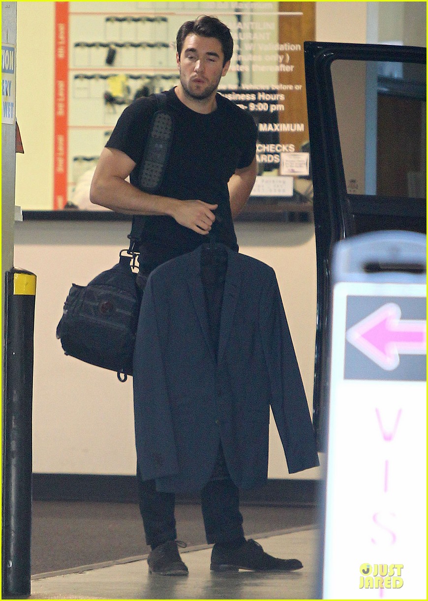 Josh Bowman Flashes Biceps at Office Building!: Photo 3060559 | Joshua ...