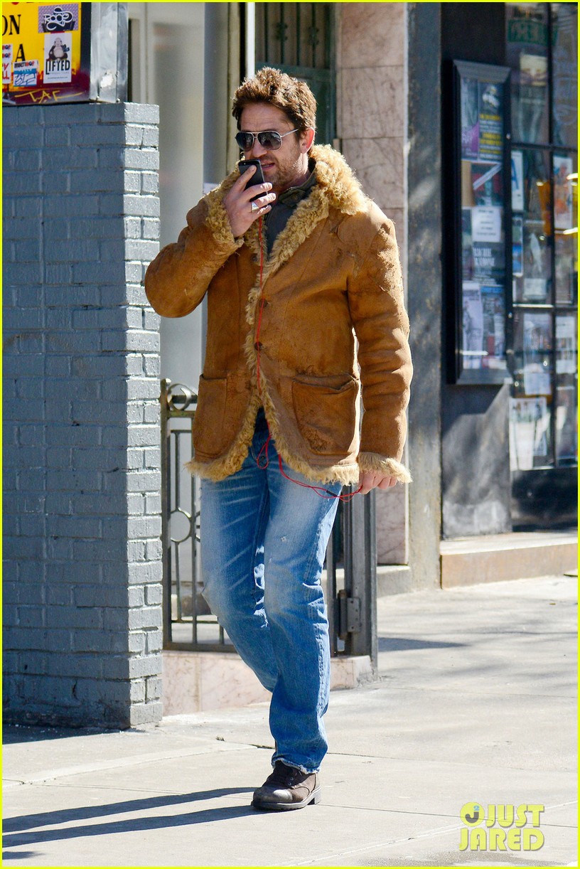 Gerard Butler Wears Furry Brown Coat to Keep Warm: Photo 3055145 ...