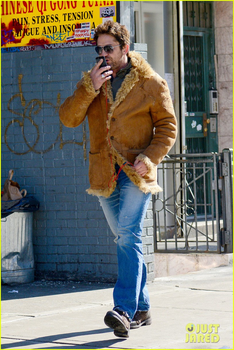Gerard Butler Wears Furry Brown Coat to Keep Warm: Photo 3055149 ...