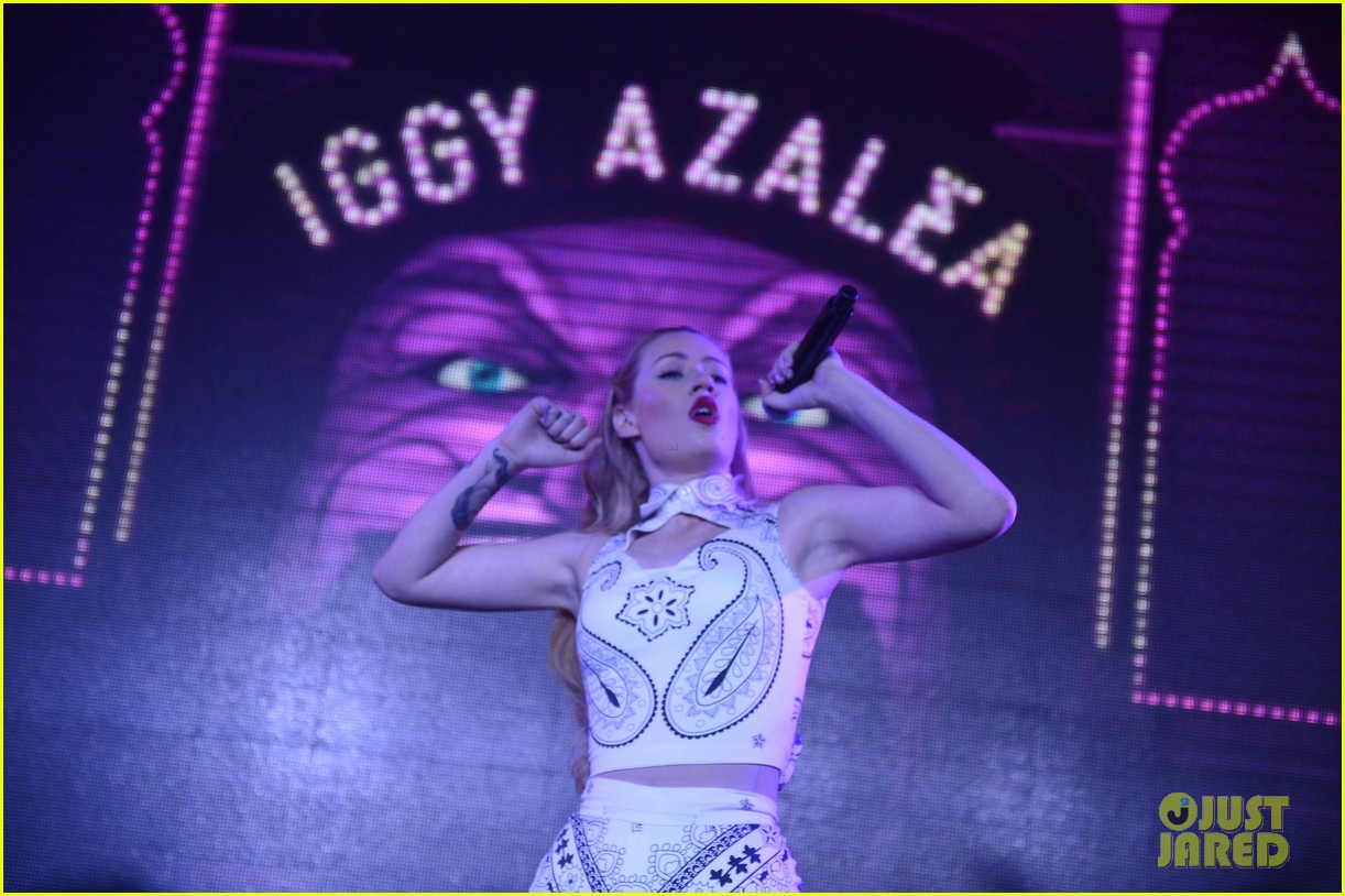 Zoey Deutch & Iggy Azalea Party the Night Away for 'Vampire Academy ...