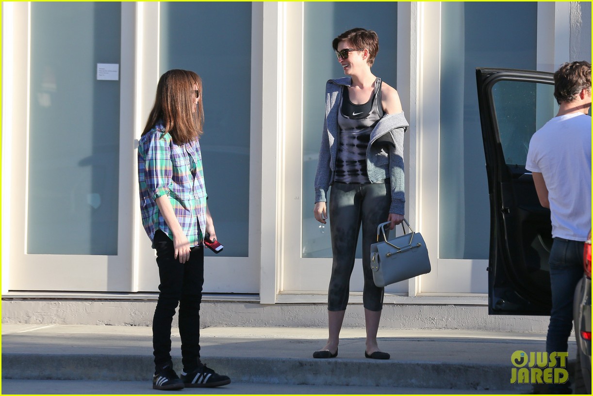 Anne Hathaway Wears Her Workout Gear For Friendly House Call: Photo ...