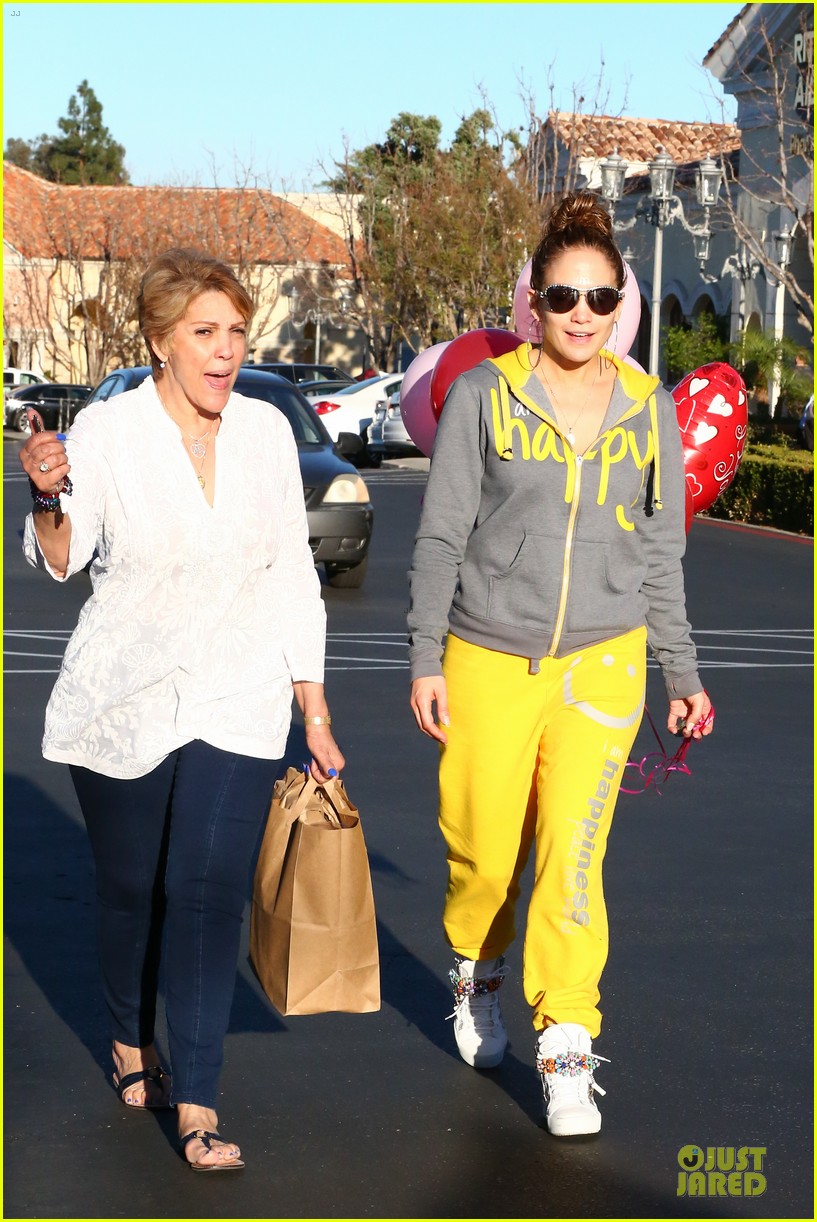 Jennifer Lopez: Valentine's Day Lunch with Mom Guadalupe!: Photo ...