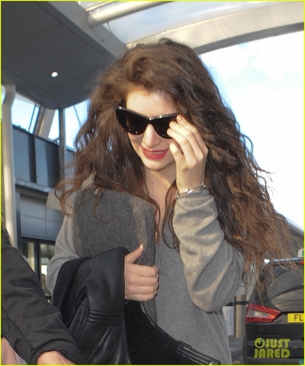 Lorde Goes Makeup-Free, Wears Acne Cream to Bed: Photo 3054420 | Photos ...