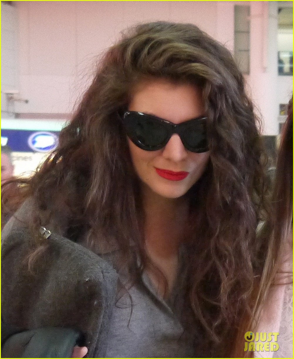 Lorde Goes Makeup-Free, Wears Acne Cream to Bed: Photo 3054423 | Photos ...