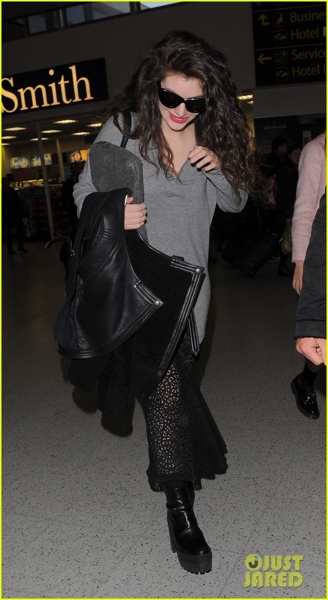 Lorde Goes Makeup-Free, Wears Acne Cream to Bed: Photo 3054424 ...