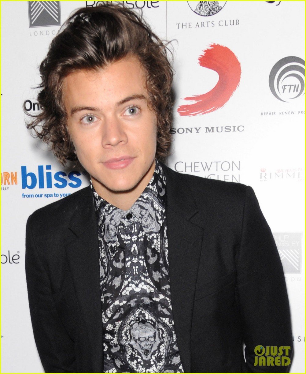 One Direction's Niall Horan Ditches His Crutches for BRIT Awards Party ...