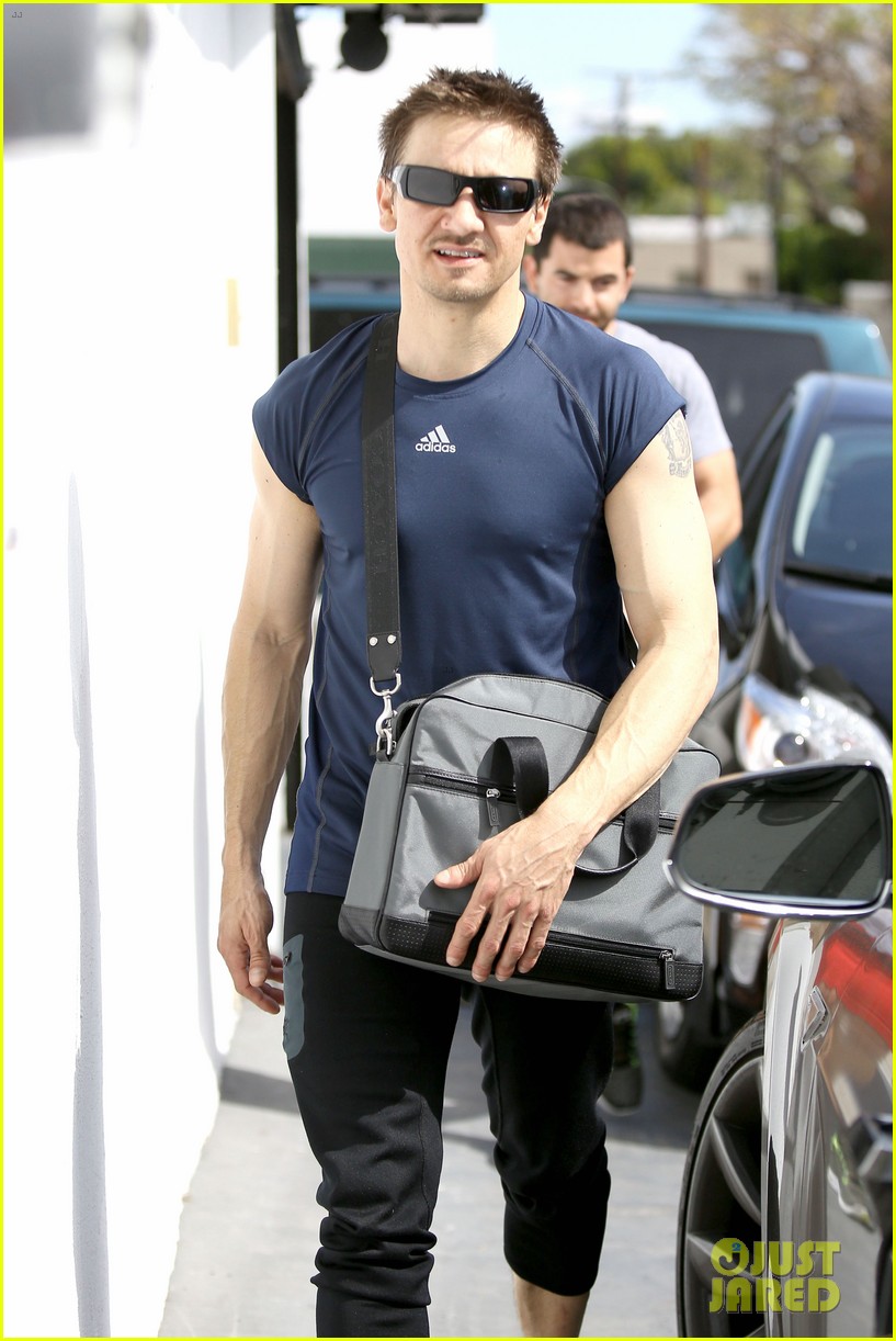 Jeremy Renner is Back in Hawkeye Mode, Shows Off Muscles!: Photo ...