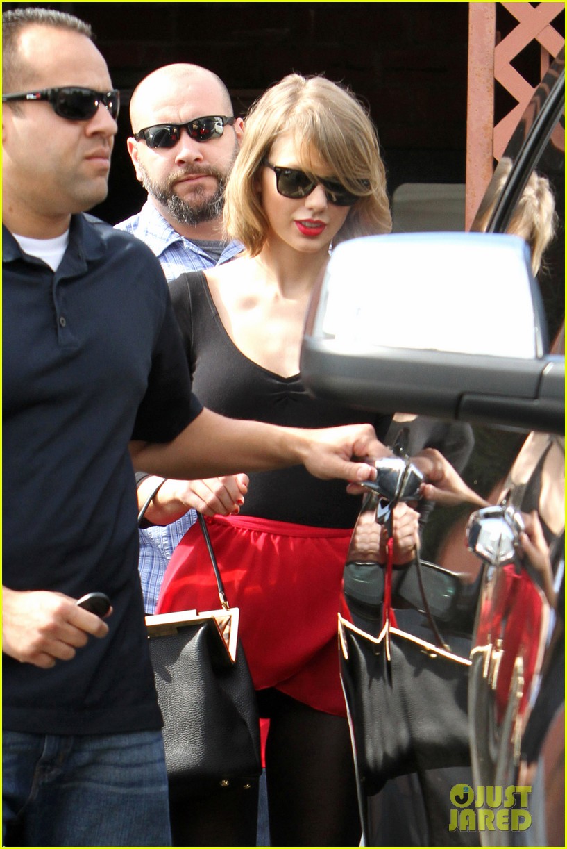 Taylor Swift Wears Her Signature Color to Dance Class!: Photo 3057280 ...