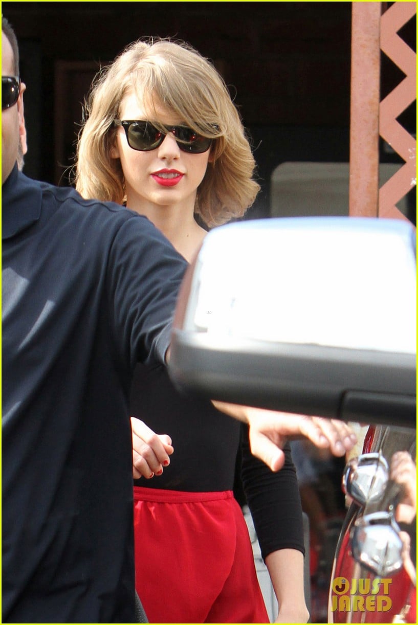 Taylor Swift Wears Her Signature Color to Dance Class!: Photo 3057281 ...