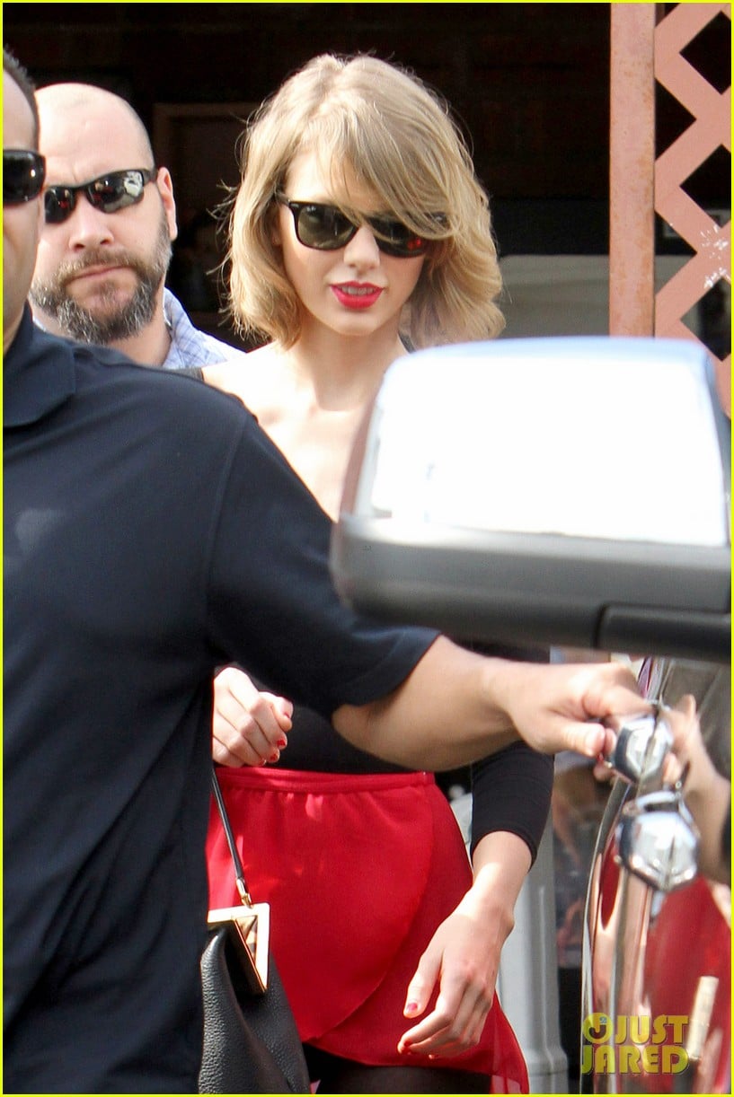 Taylor Swift Wears Her Signature Color to Dance Class!: Photo 3057284 ...