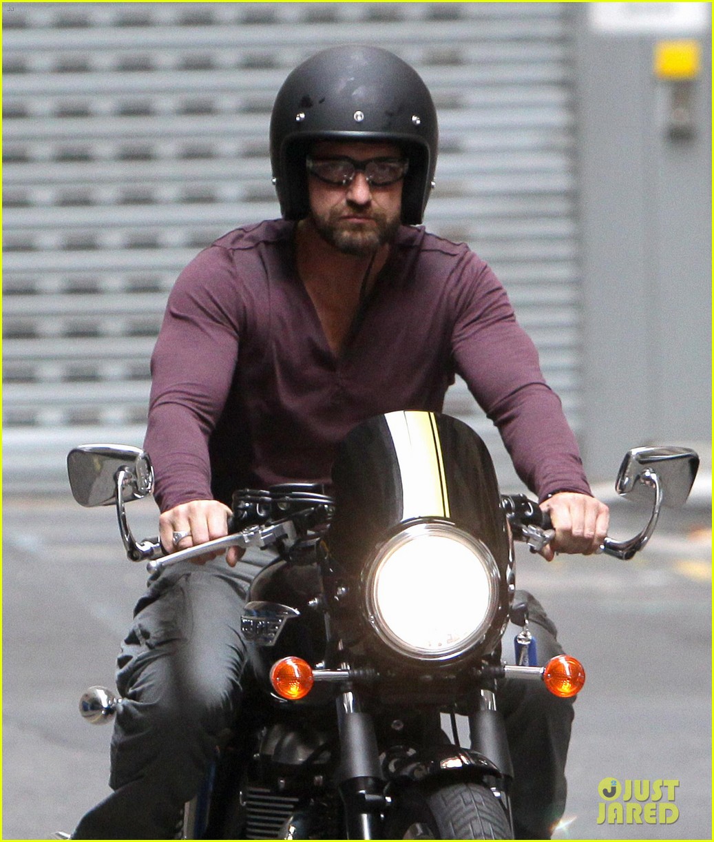 Gerard Butler's Shirt Can Barely Contain His Huge Muscles!: Photo ...