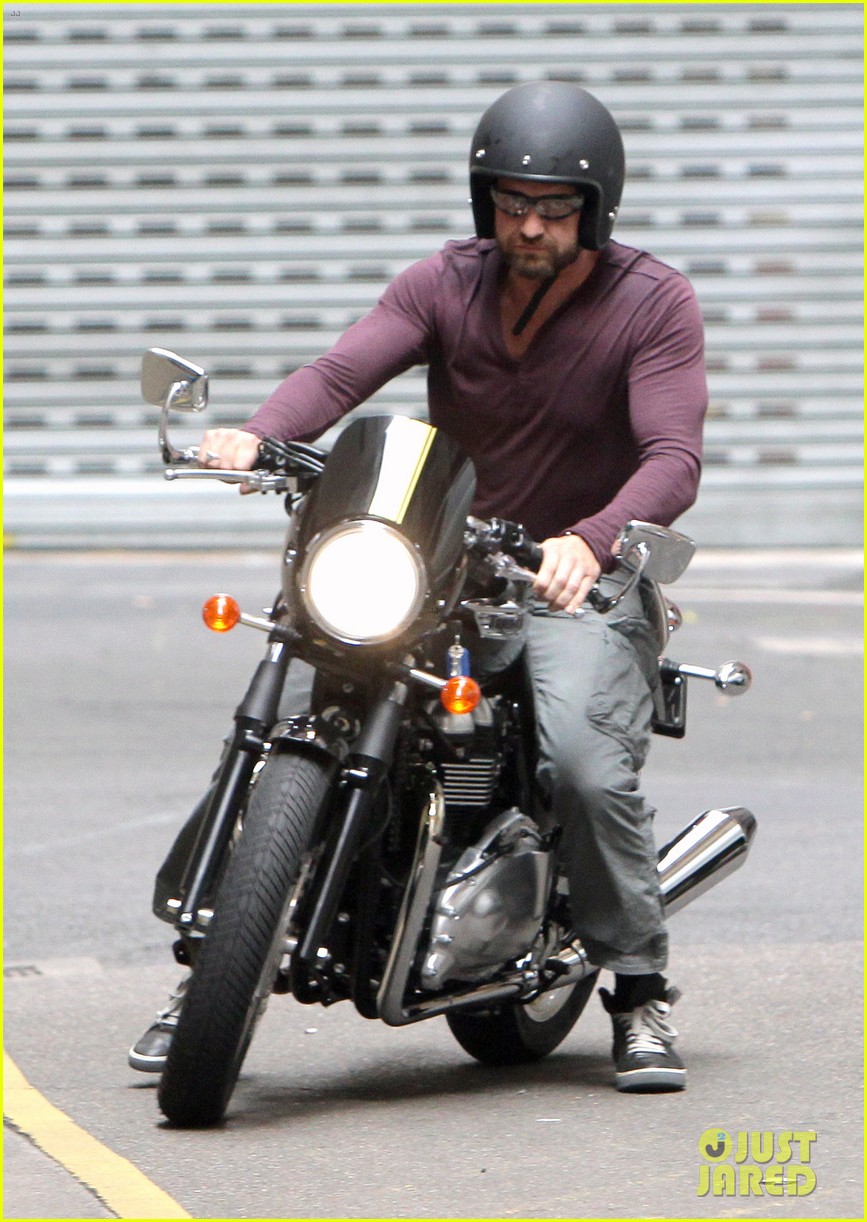 Gerard Butler's Shirt Can Barely Contain His Huge Muscles!: Photo ...