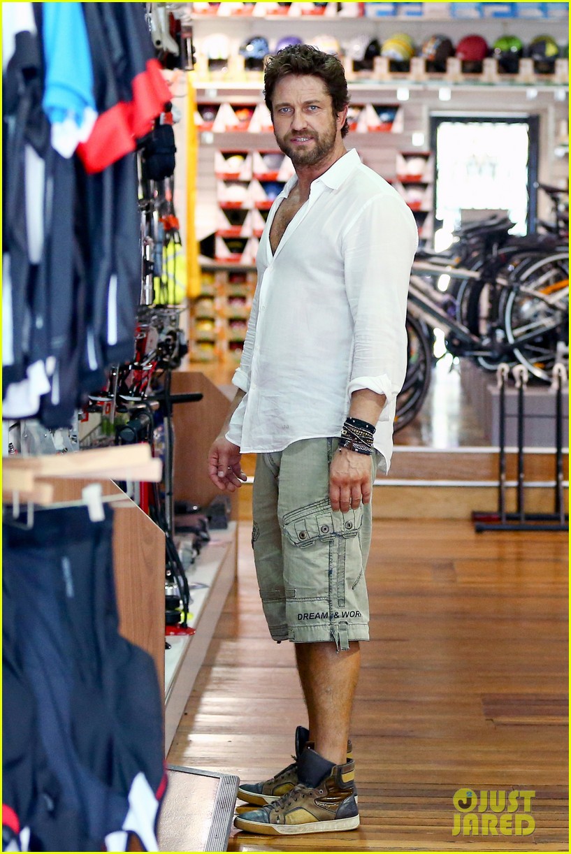 Gerard Butler Gives Us Just a Peek at His Shirtless Physique!: Photo ...