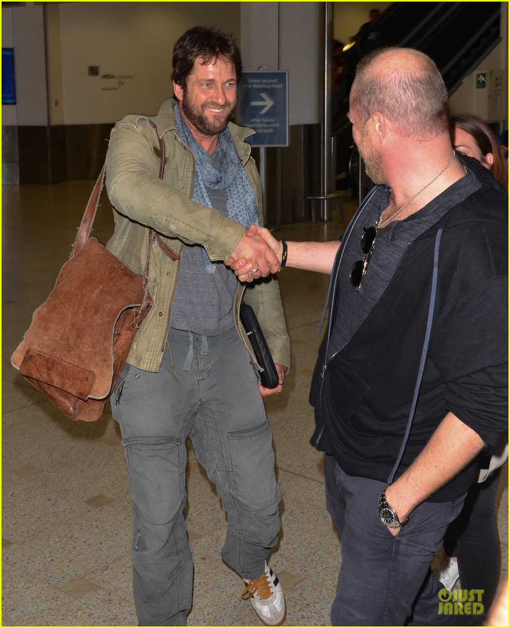 Gerard Butler Surrounds His Good Looks with Security at Sydney Airport ...