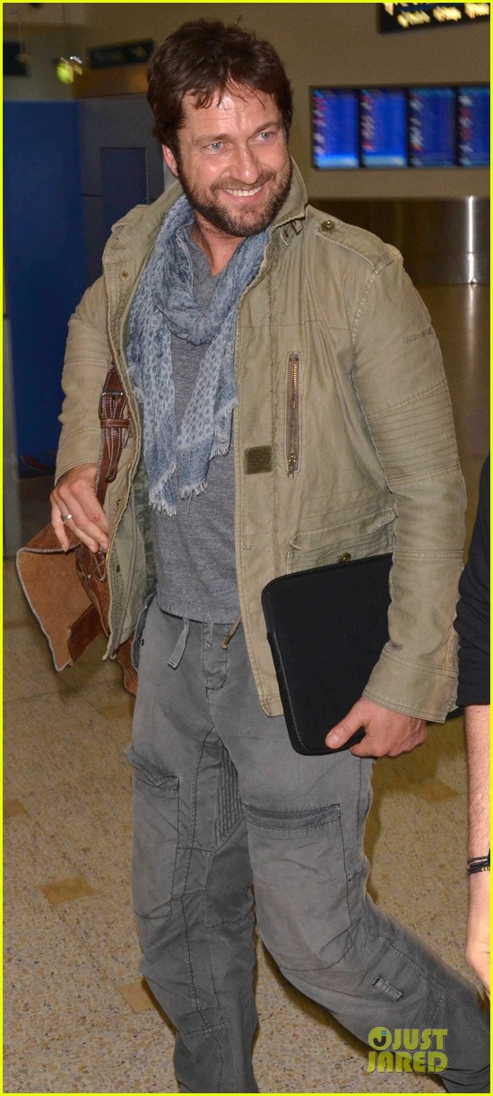 Gerard Butler Surrounds His Good Looks with Security at Sydney Airport ...