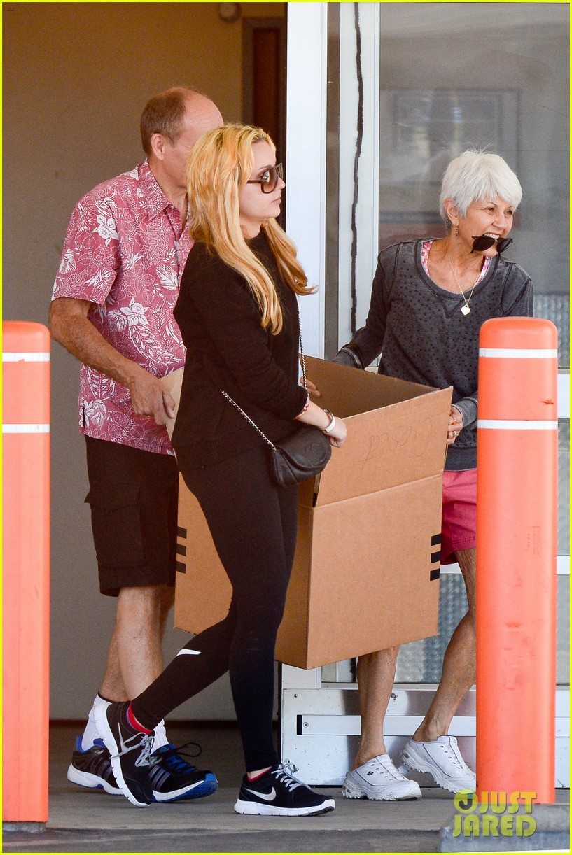 Amanda Bynes & Her Parents Pack Up Boxes at Storage Facility: Photo ...