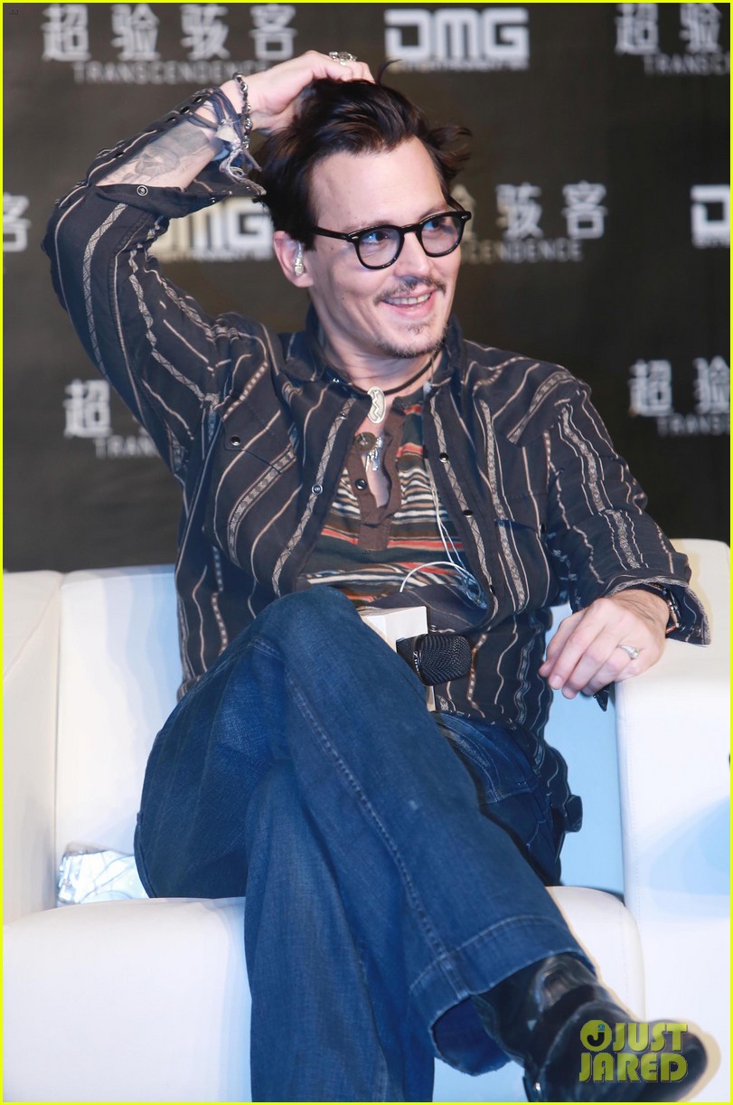 Johnny Deep Confirms Engagement, Shows Off His 'Chick Ring'!: Photo ...
