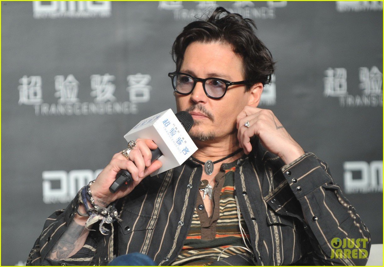 Johnny Deep Confirms Engagement, Shows Off His 'Chick Ring'!: Photo ...