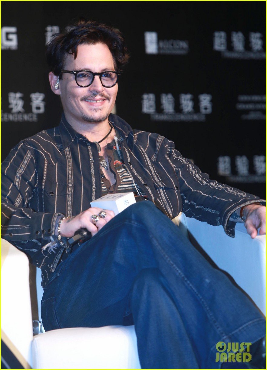 Johnny Deep Confirms Engagement, Shows Off His 'Chick Ring'!: Photo ...