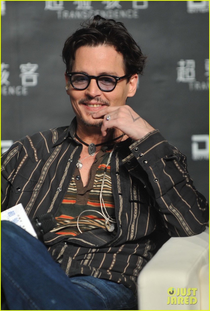 Johnny Deep Confirms Engagement, Shows Off His 'Chick Ring'!: Photo ...