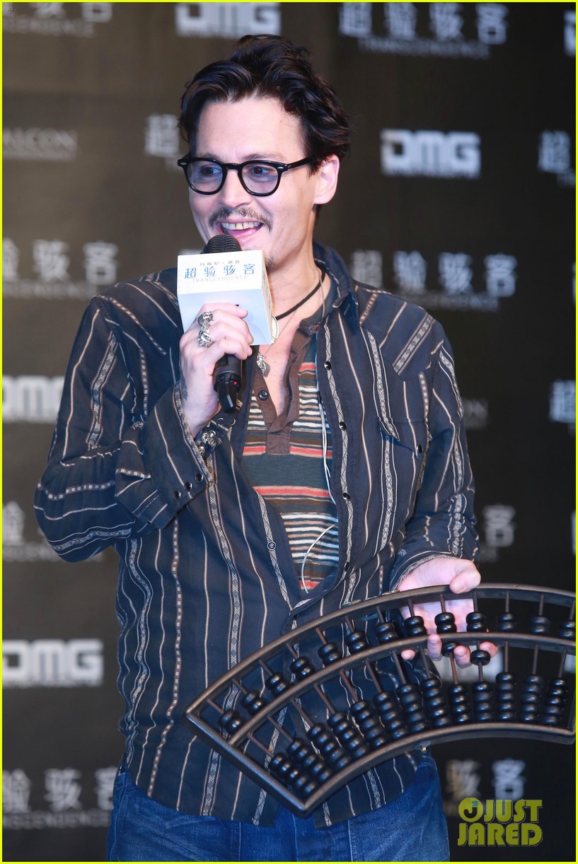 Johnny Deep Confirms Engagement, Shows Off His 'Chick Ring'!: Photo ...