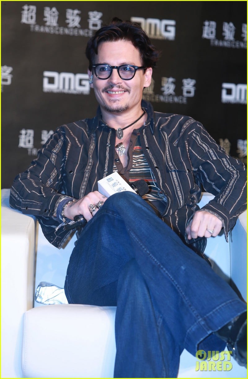 Johnny Deep Confirms Engagement, Shows Off His 'Chick Ring'!: Photo ...