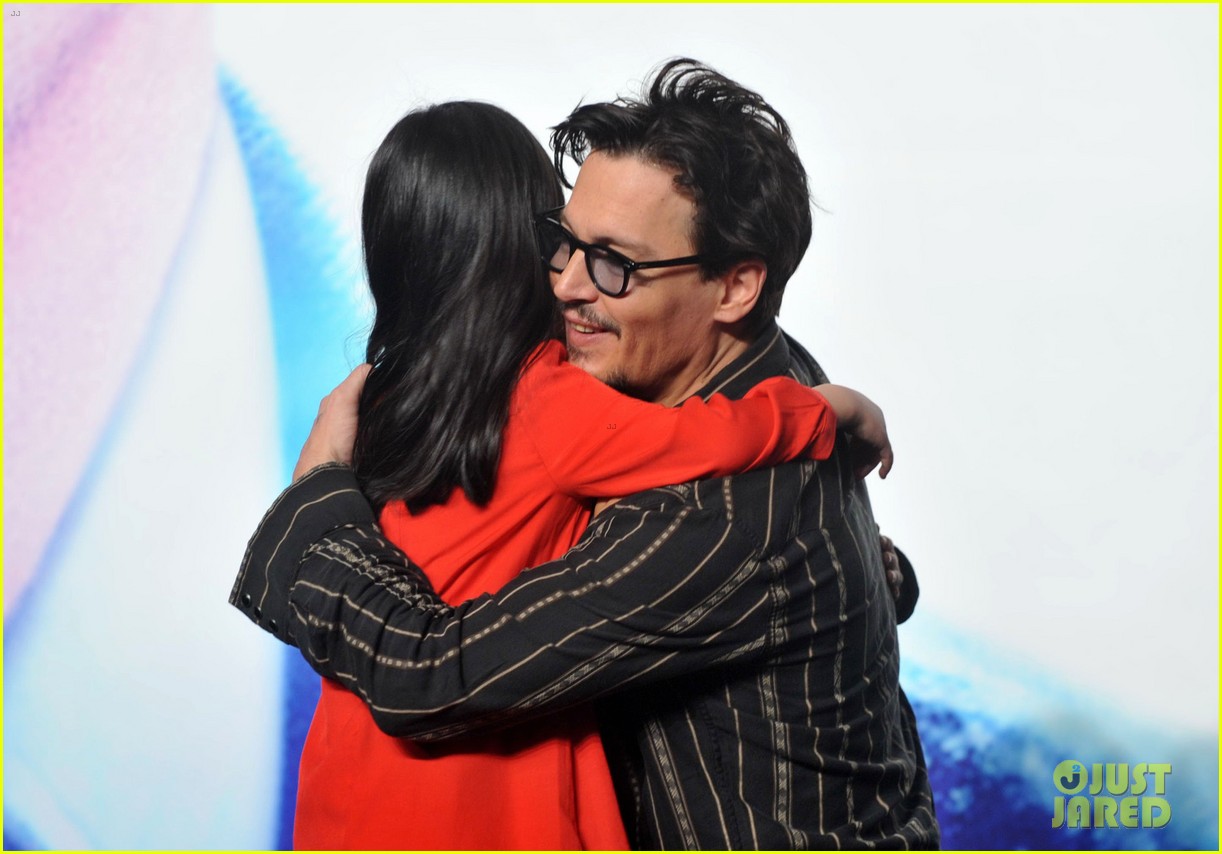 Johnny Deep Confirms Engagement, Shows Off His 'Chick Ring'!: Photo ...