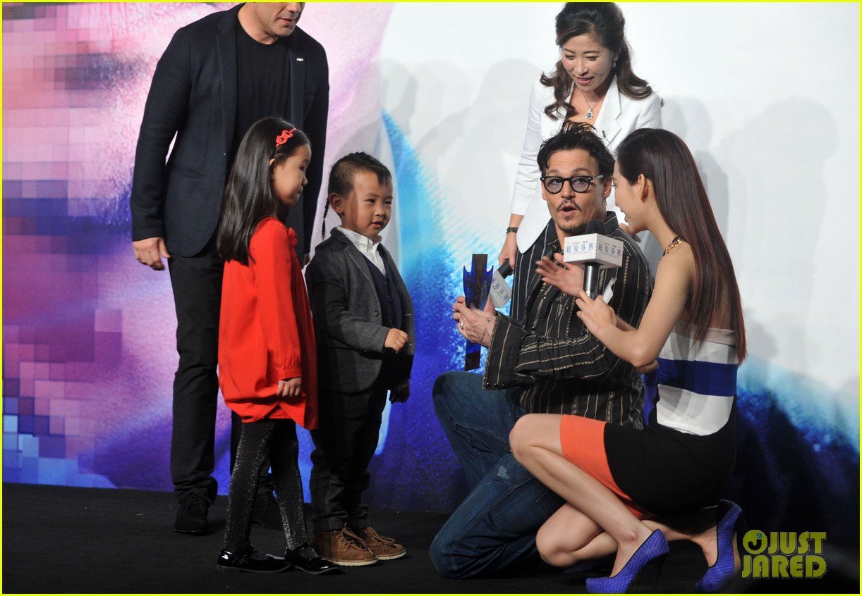 Johnny Deep Confirms Engagement, Shows Off His 'Chick Ring'!: Photo ...