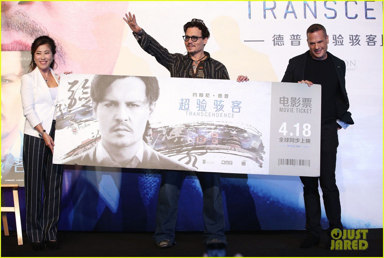 Johnny Deep Confirms Engagement, Shows Off His 'Chick Ring'!: Photo ...