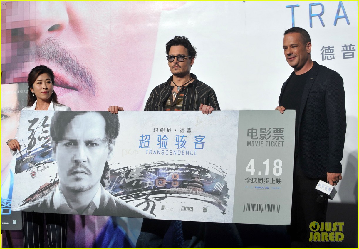 Johnny Deep Confirms Engagement, Shows Off His 'Chick Ring'!: Photo ...