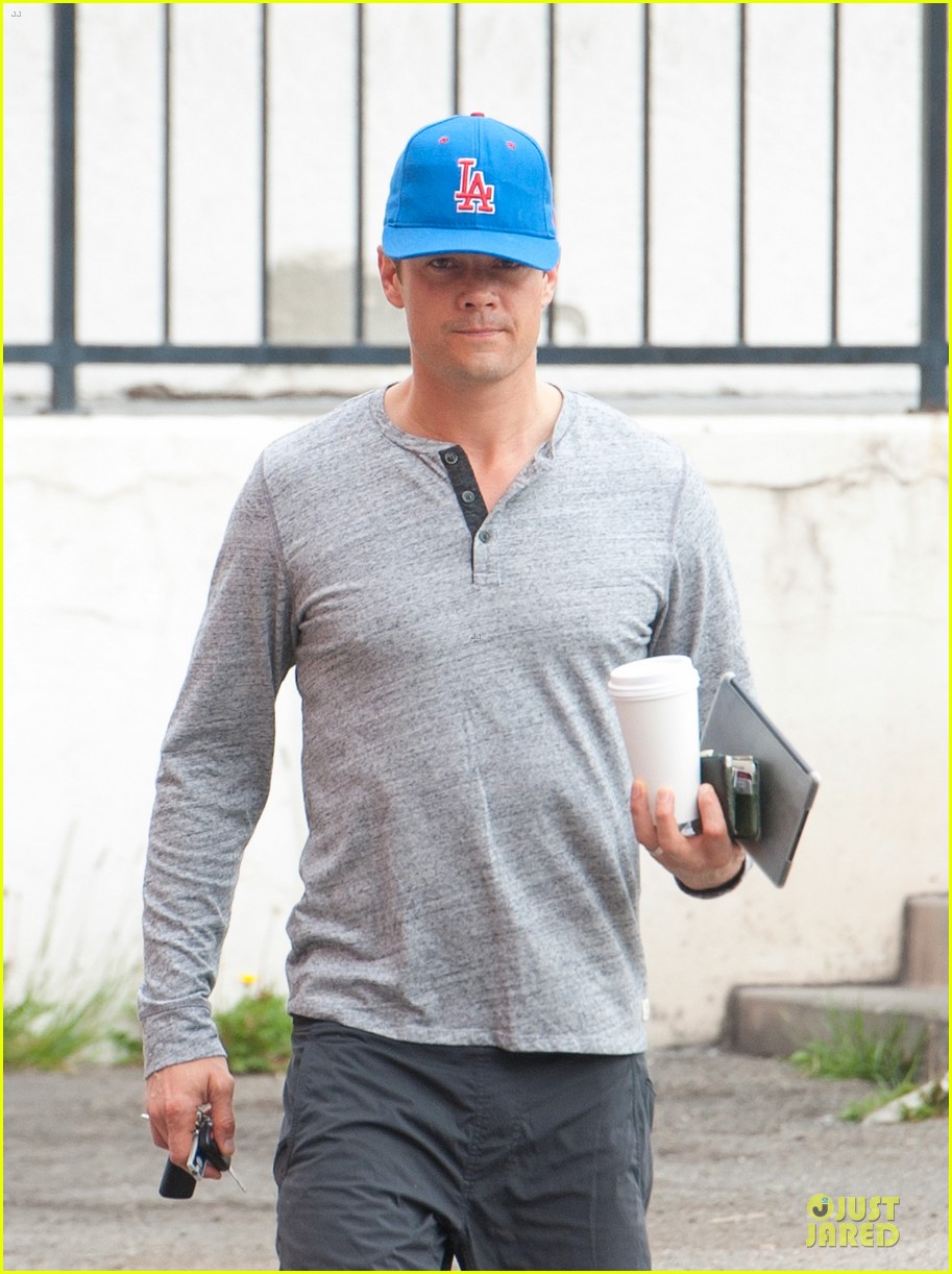 Josh Duhamel Scares the Bad Guys with a Gun for 'Battle Creek'!: Photo ...