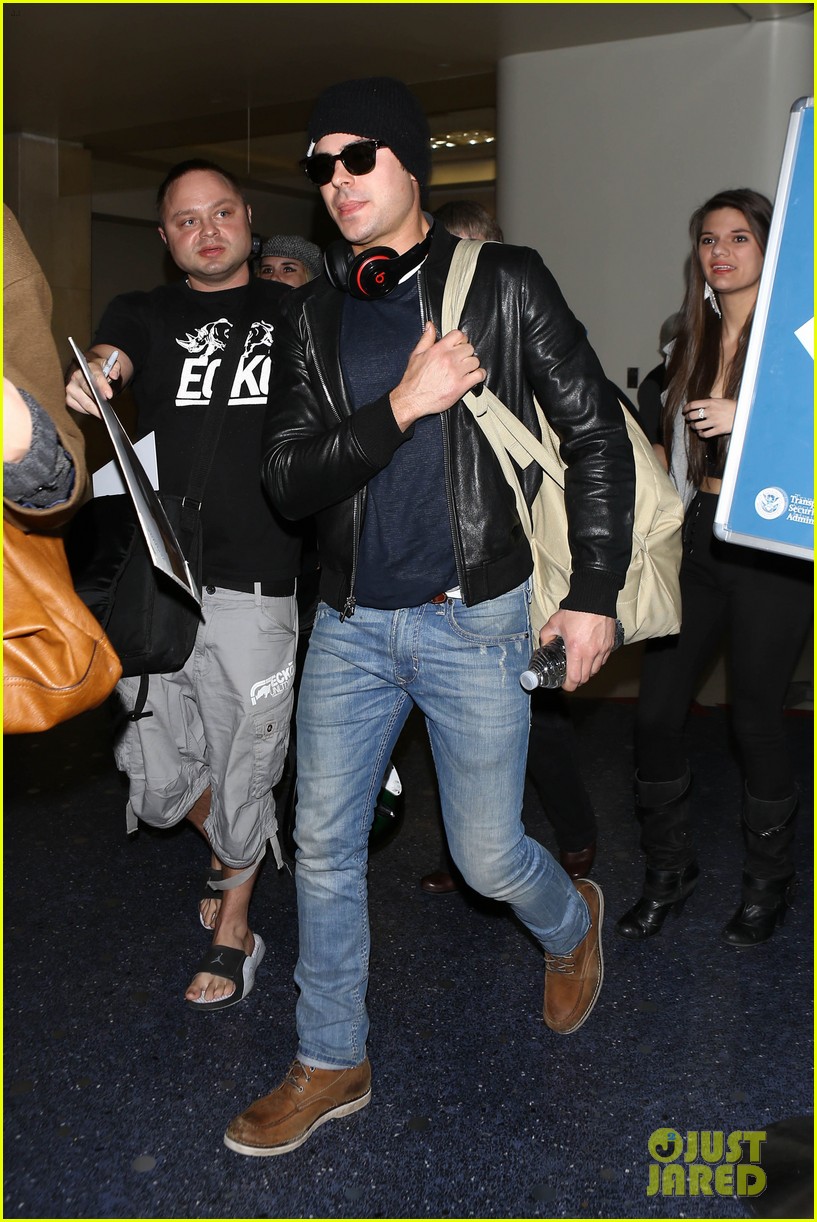 Zac Efron & Ashton Kutcher Fly Out of Austin After SXSW: Photo 3069202 ...