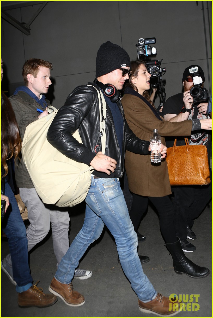 Zac Efron & Ashton Kutcher Fly Out of Austin After SXSW: Photo 3069207 ...