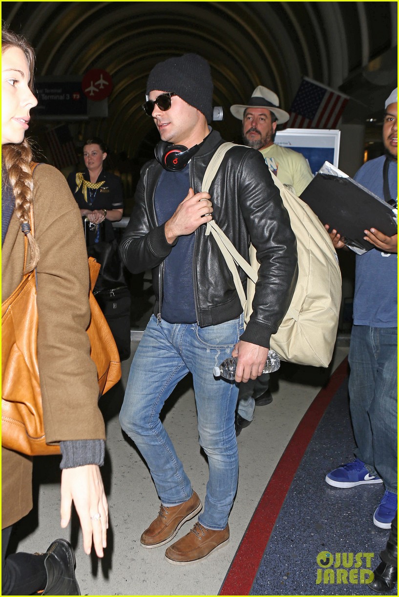 Zac Efron & Ashton Kutcher Fly Out of Austin After SXSW: Photo 3069211 ...
