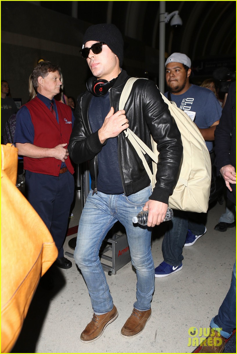 Zac Efron & Ashton Kutcher Fly Out of Austin After SXSW: Photo 3069216 ...