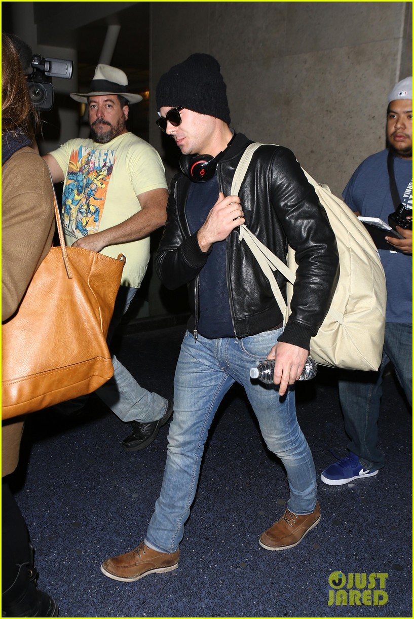 Zac Efron & Ashton Kutcher Fly Out of Austin After SXSW: Photo 3069217 ...