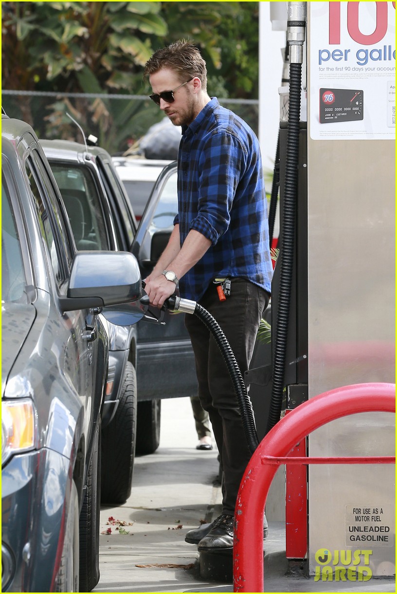 Ryan Gosling Looks Mighty Fine Pumping His Own Gas in L.A.: Photo ...