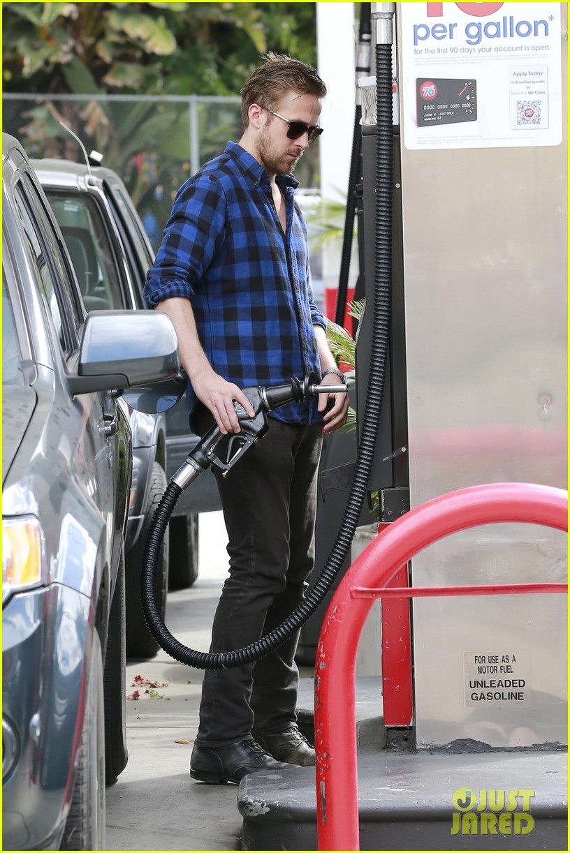 Ryan Gosling Looks Mighty Fine Pumping His Own Gas in L.A.: Photo ...