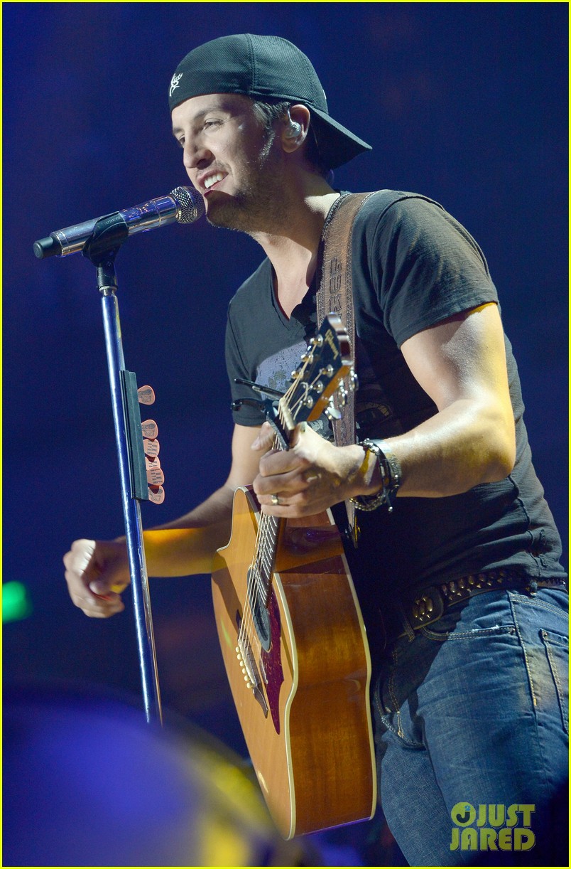 Lucy Hale Joins Country Greats at iHeartRadio Festival: Photo 3081659 ...