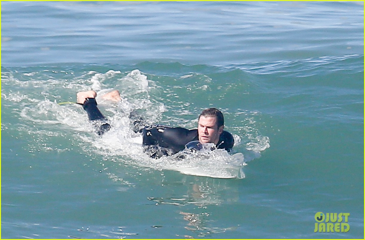 Chris Hemsworth's Muscles Bulge Out of His Tight Wetsuit: Photo 3068869 ...